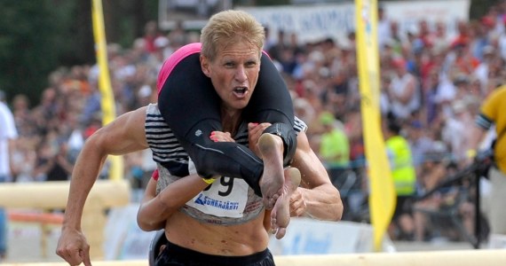 Strong man po fińsku, czyli zawody w podnoszeniu żon - RMF24