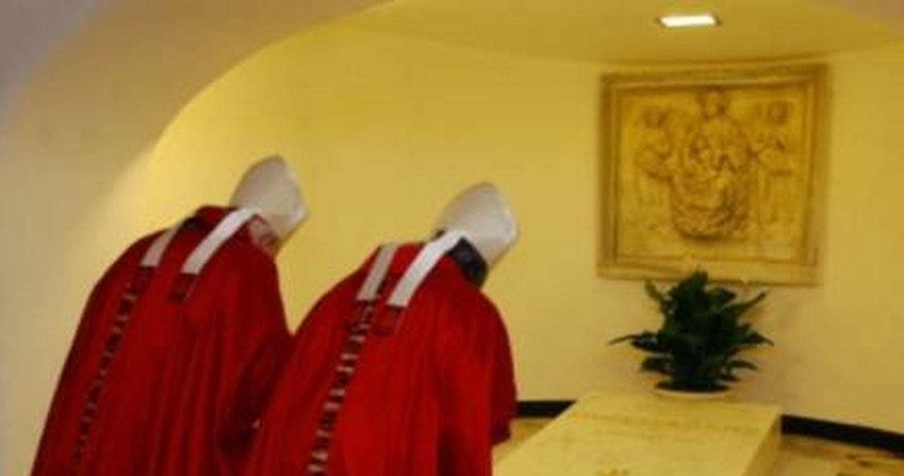 Poranna msza przy grobie papieża - Wydarzenia w INTERIA.PL