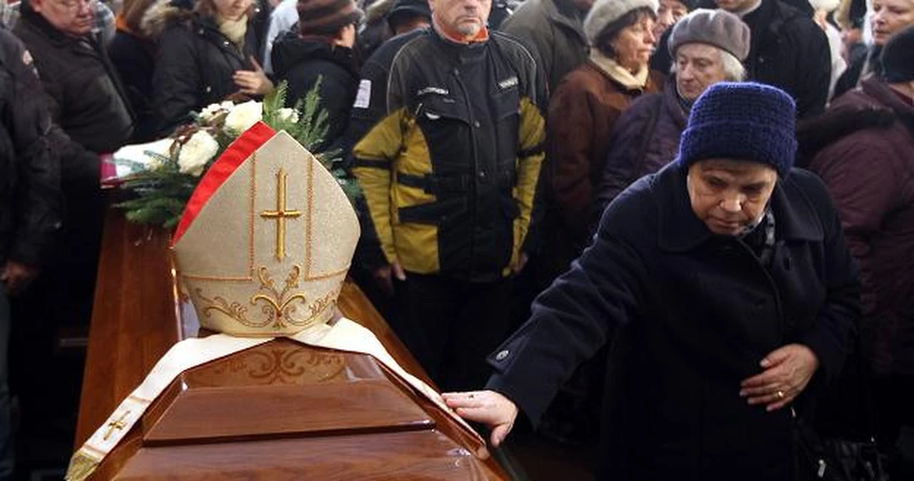 Tłumy żegnały prymasa Glempa w kościele Sióstr Wizytek - Wydarzenia w ...