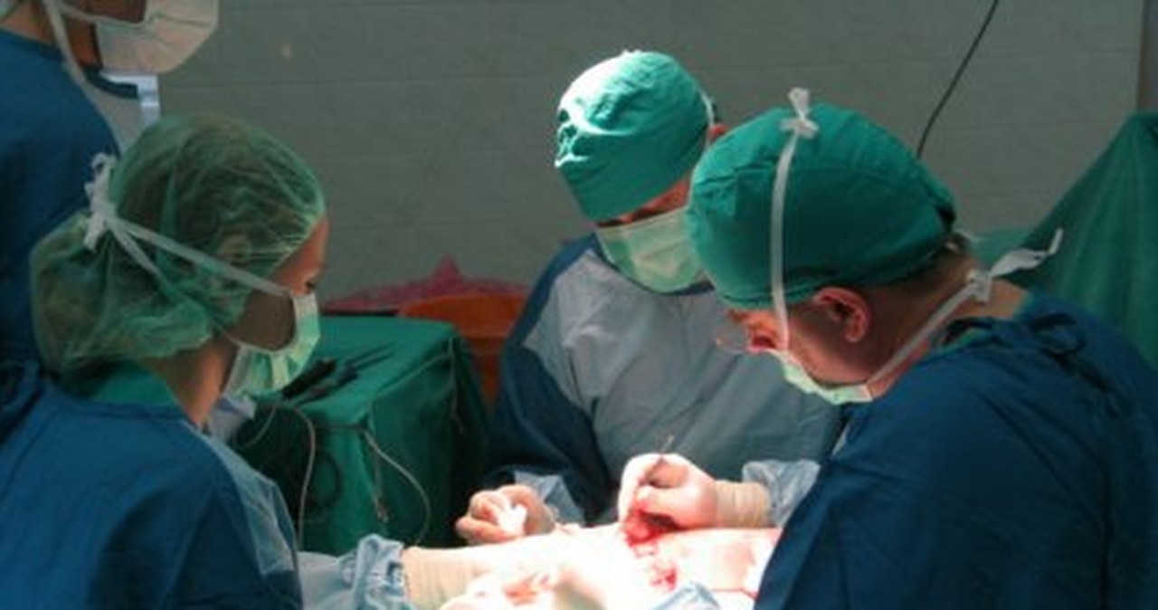 Operacja usunięcia guza mózgu nowatorską metodą - Wydarzenia w INTERIA.PL