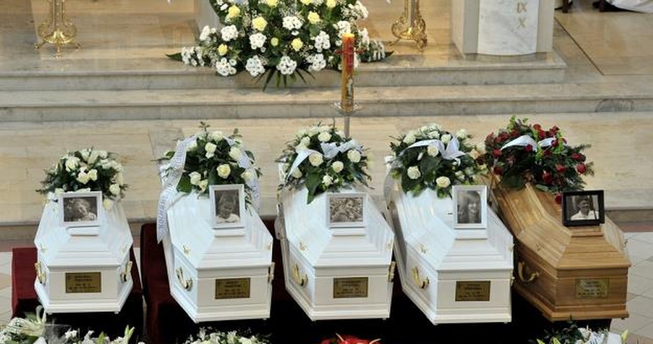 Pogrzeb matki i czworga dzieci - ofiar pożaru - Wydarzenia w INTERIA.PL