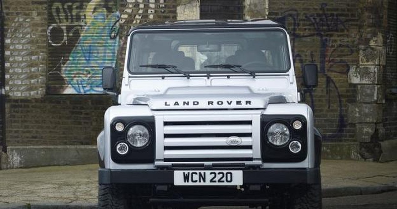 Limitowany defender - Motoryzacja w INTERIA.PL