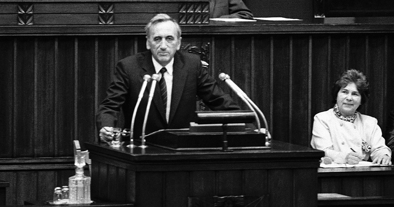 12 września 1989 r. Premier Tadeusz Mazowiecki wygłasza w sejmie exposé ...