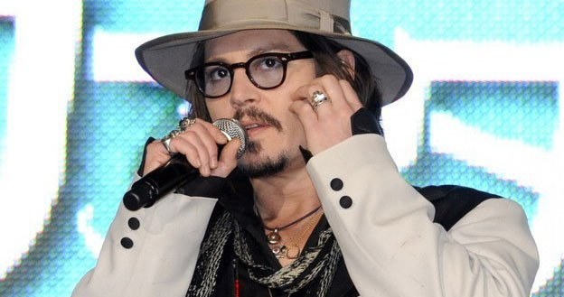 Depp kupił kurtki ekipie filmowej - Film w INTERIA.PL Depp kupił kurtki ekipie filmowej - Film w INTERIA.PL