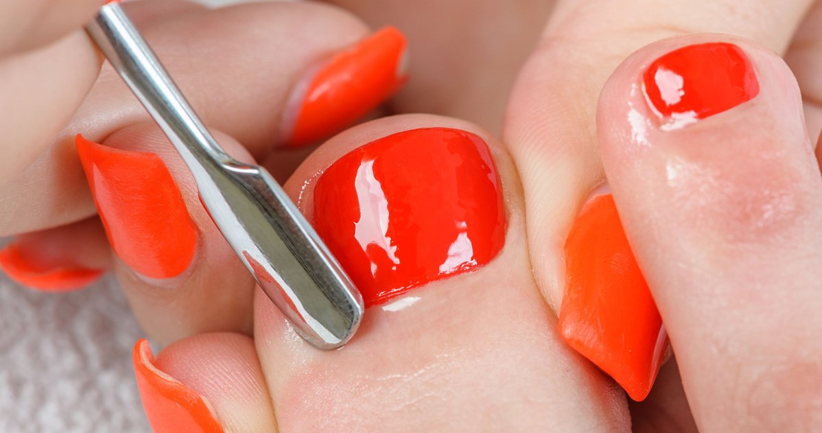 Pedicure hybrydowy na wiosnę 2023. Najmodniejsze kolory i wzory - Styl ...