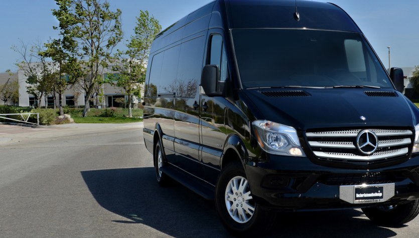 Zwykły Mercedes Sprinter? Dla niego zapomnisz o każdym Ferrari ...