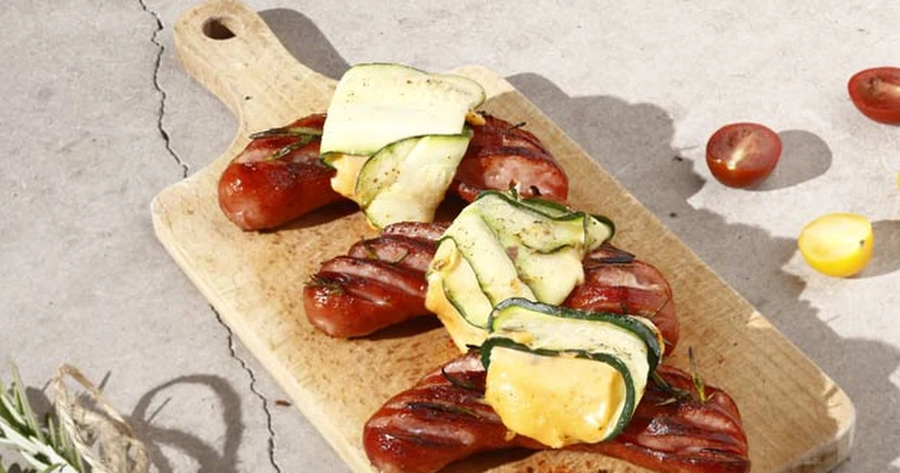 Grillowane plastry sera we wstążkach cukinii z grillowaną kiełbasą ...
