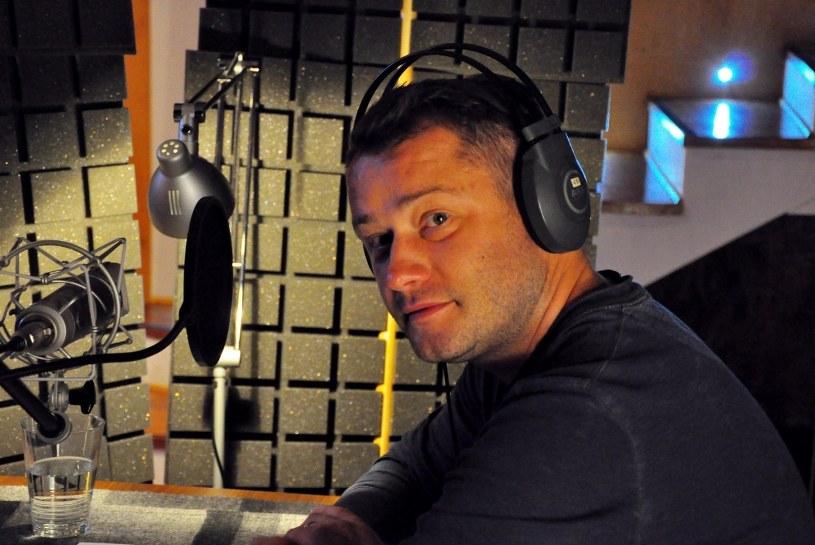 Jarosław Kuźniar jako radiowy spiker - Film w INTERIA.PL