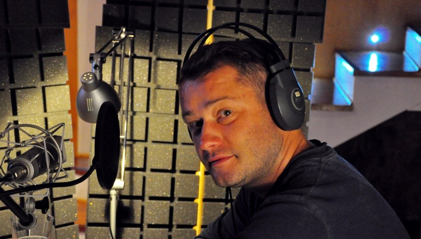 Jarosław Kuźniar jako radiowy spiker - Film w INTERIA.PL