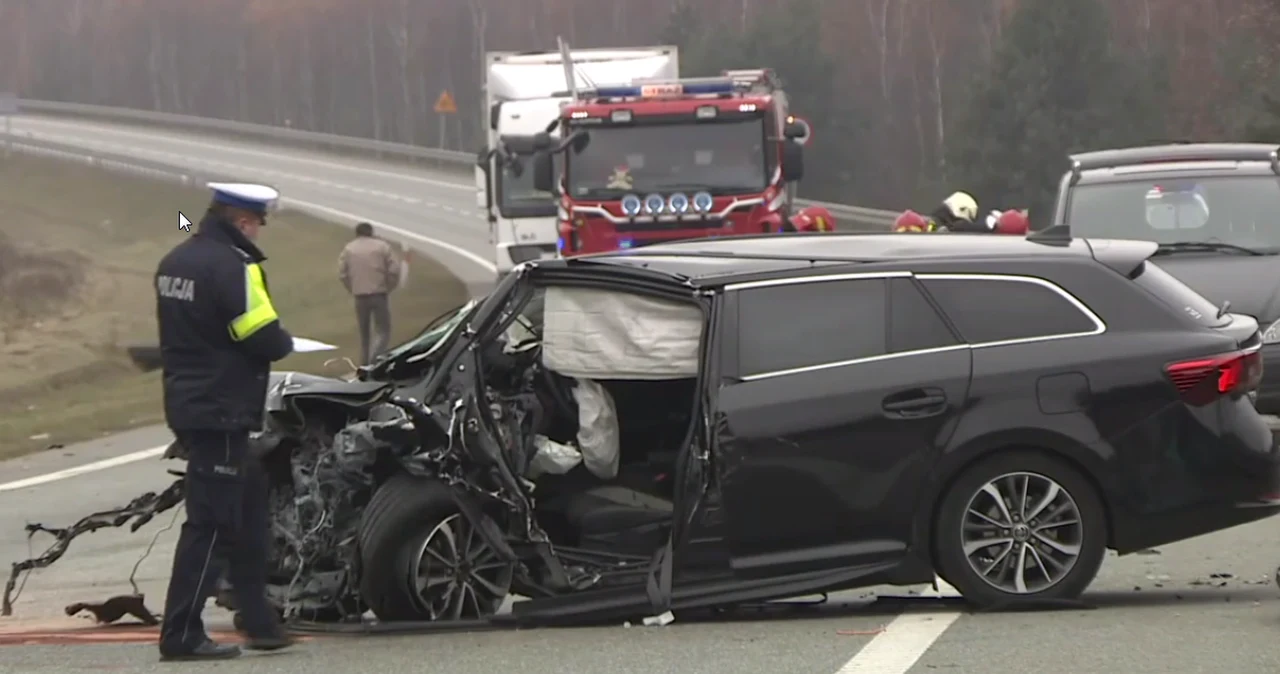 Straszny wypadek w Mierzęcicach. Śmierć 3 osób. Niemiec wyprzedzał busa...