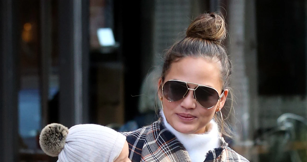Chrissy Teigen na spacerze z dzieckiem - Kobieta w INTERIA.PL