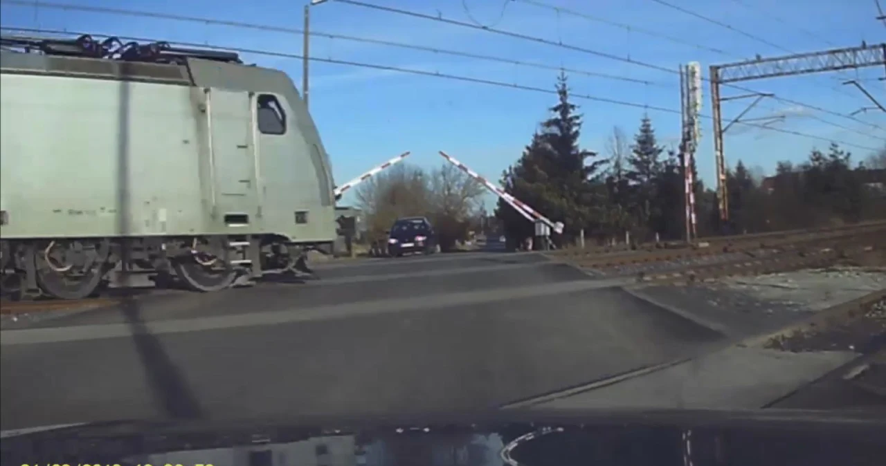 Dramatyczne chwile na przejeździe. Zawiodła technika?