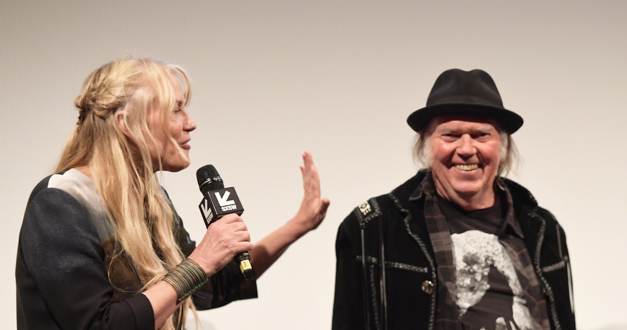Neil Young i Daryl Hannah wzięli ślub w sekrecie. Rockman jest starszy ...