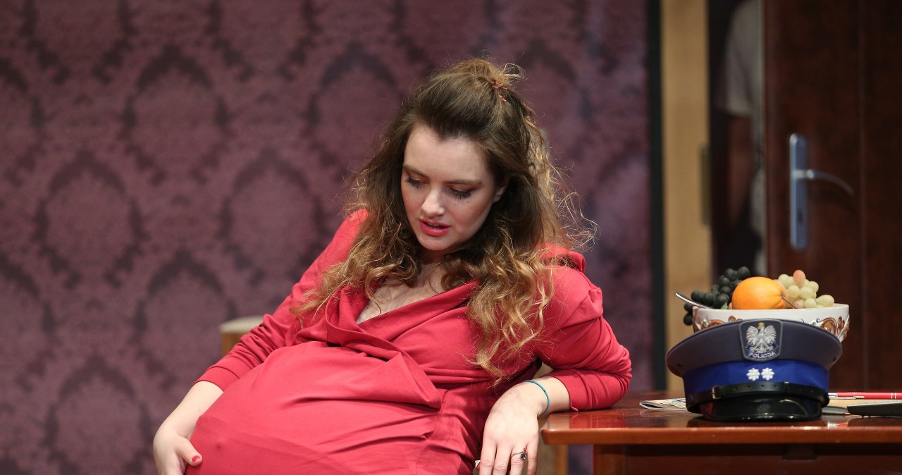 Niklińska z ogromnym brzuchem na deskach teatru! Ledwo dawała radę! - pomponik.pl