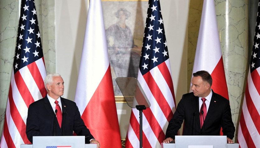 Rozmowa w cztery oczy Andrzeja Dudy i Mike'a Pence'a - Wydarzenia w INTERIA.PL