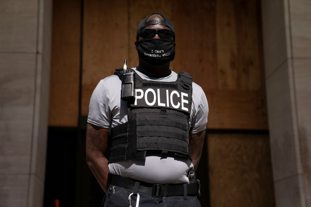 Czarnoskóry policjant o protestach po zabójstwie George’a Floyda ...