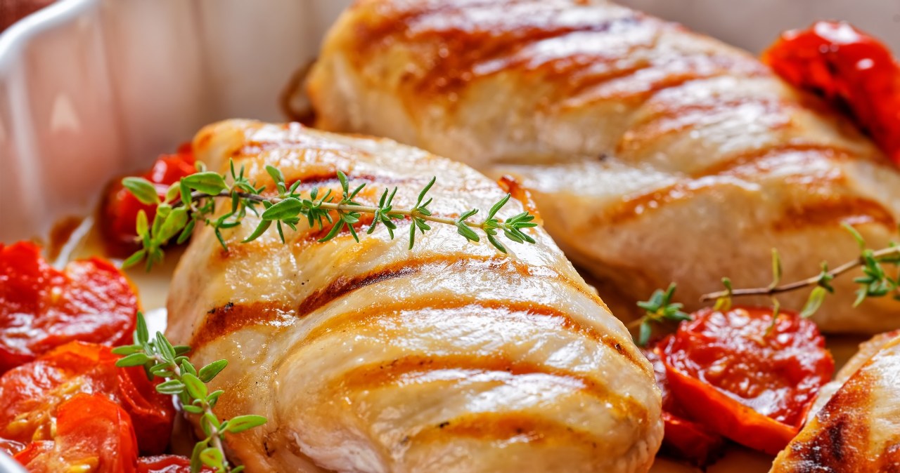 Filet z kurczaka z pomidorami i oliwkami - Styl w INTERIA.PL