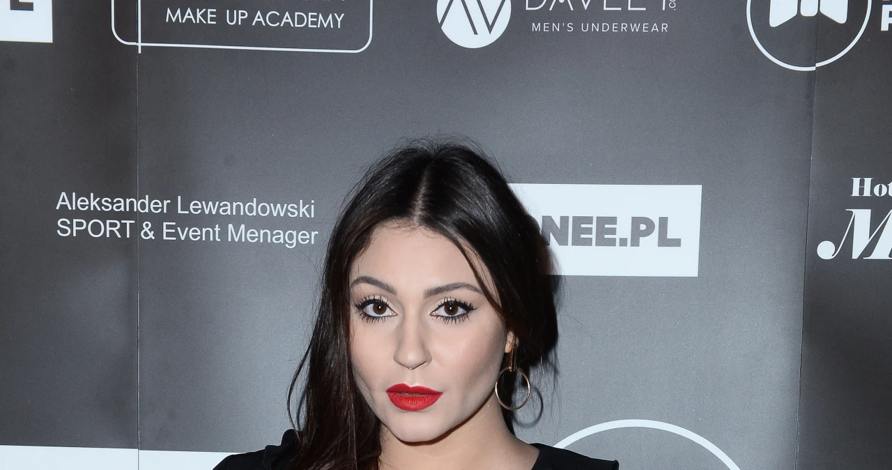 Modelka plus size w łóżku - Kobieta w INTERIA.PL