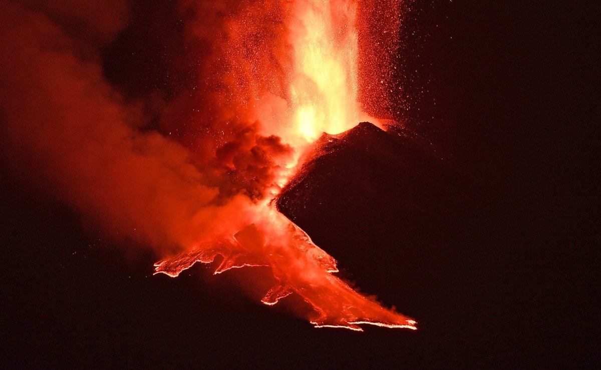Wulkan Etna znowu jest czynny. Wyrzuca z siebie fontanny lawy - RMF 24