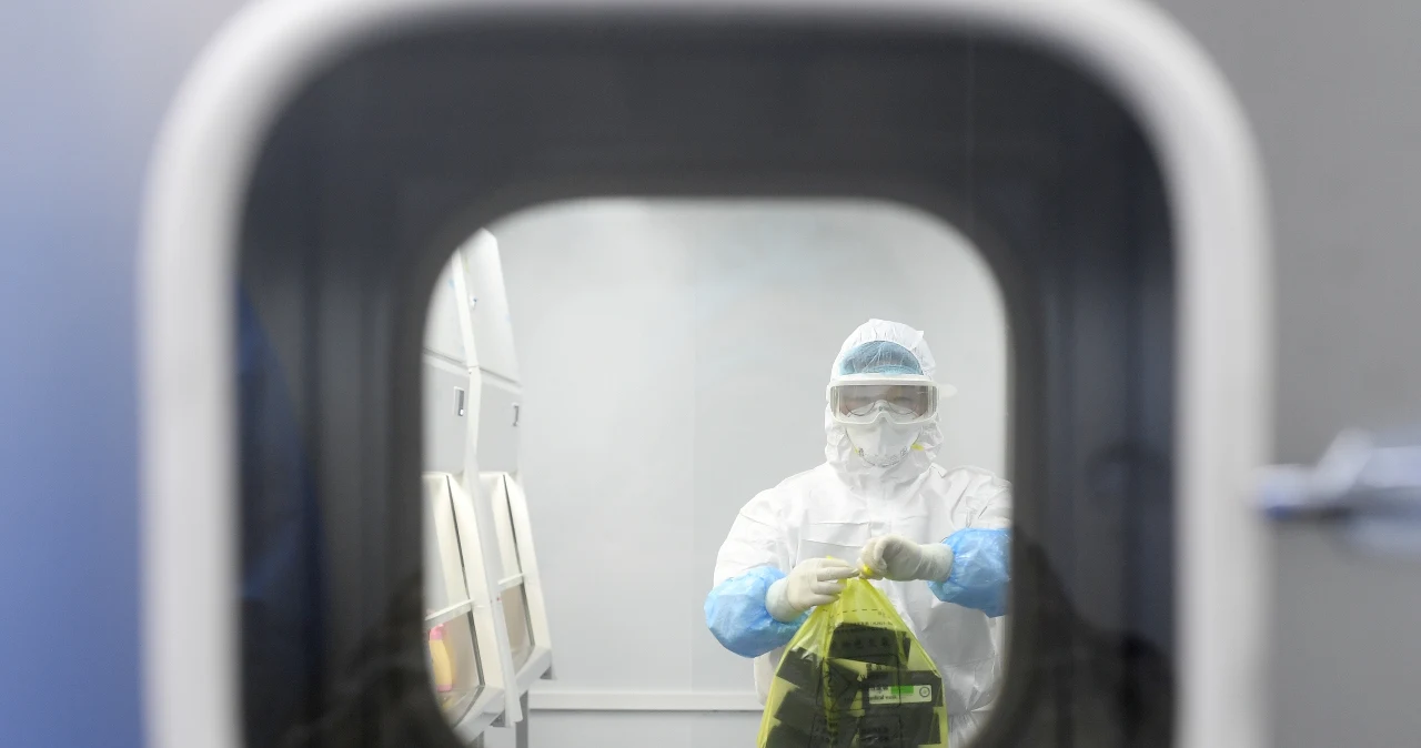 Pandemia z laboratorium? Poszukiwanie źródeł COVID-19