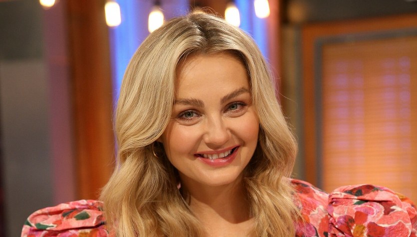 Socha w kolorowym garniturze podbija Insta. Hit lata 2021 - Styl w ...