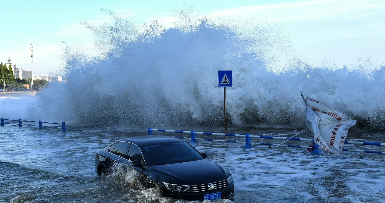 Chiny: Tajfun uderzył w pobliżu Szanghaju. Potężne straty, setki ...