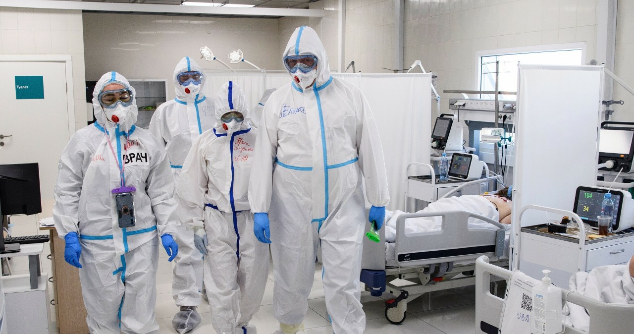 Omikron. Dr hab. Piotr Rzymski: Rekordowa liczba mutacji wariantu ...