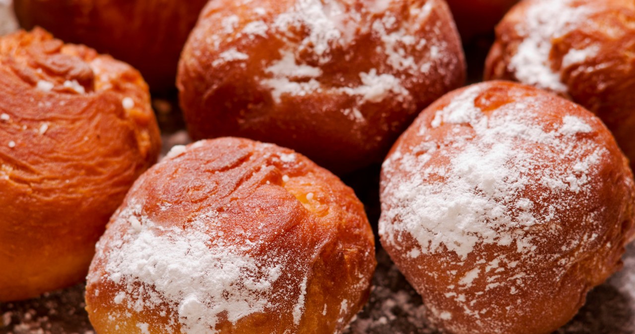 Jak zrobić idealne pączki? Ten babciny przepis zawsze się sprawdza ...