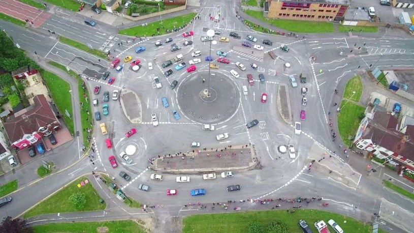 Magic Roundabout w Swindon - pięć małych rond wokół jednego dużego ...