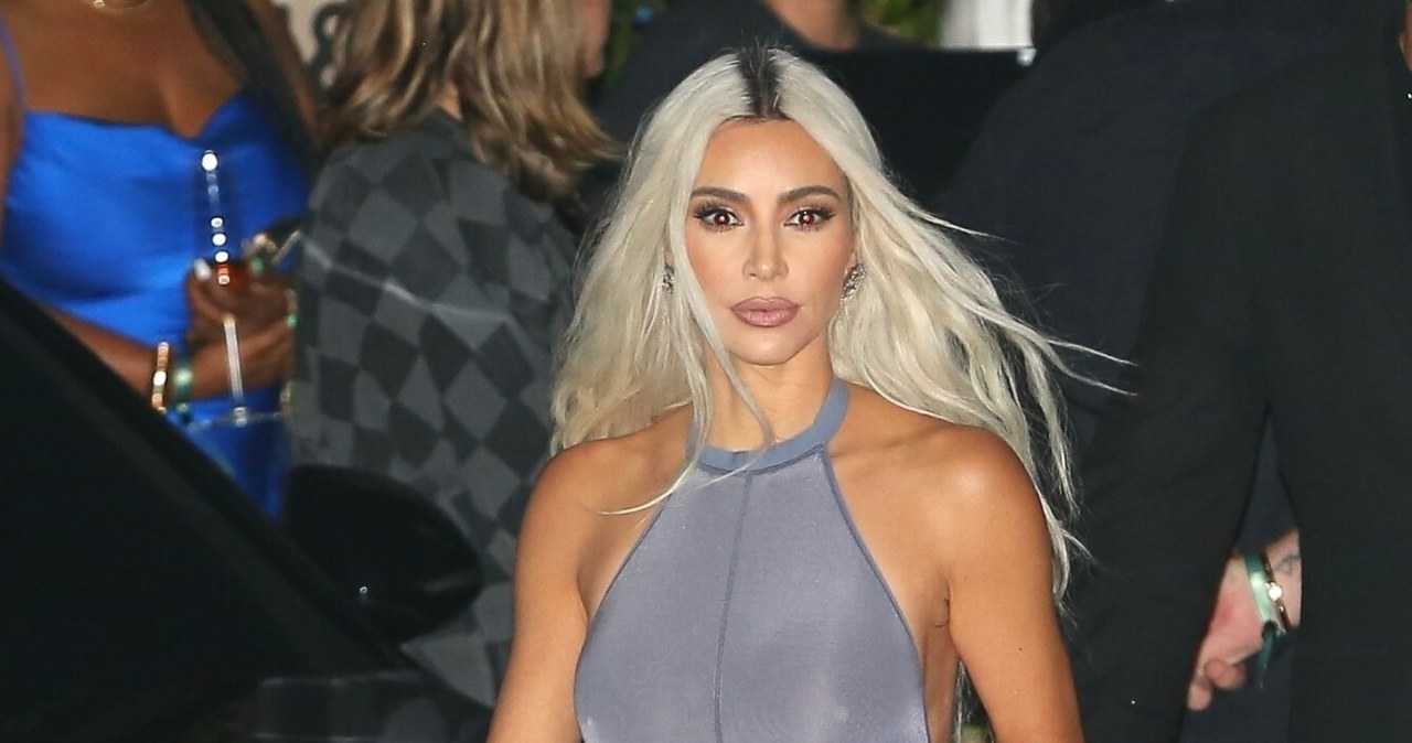 Kim Kardashian kusi na najnowszym zdjęciu. Co za strój - Kobieta w INTERIA.PL