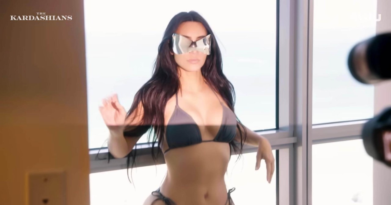 Kim Kardashian w kusej kreacji. Trudno od niej oderwać wzrok - Kobieta w INTERIA.PL