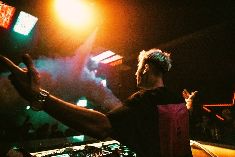 Rivo razem z Thomasem Sykesem. Posłuchaj "Fall in Love" - Muzyka w ...