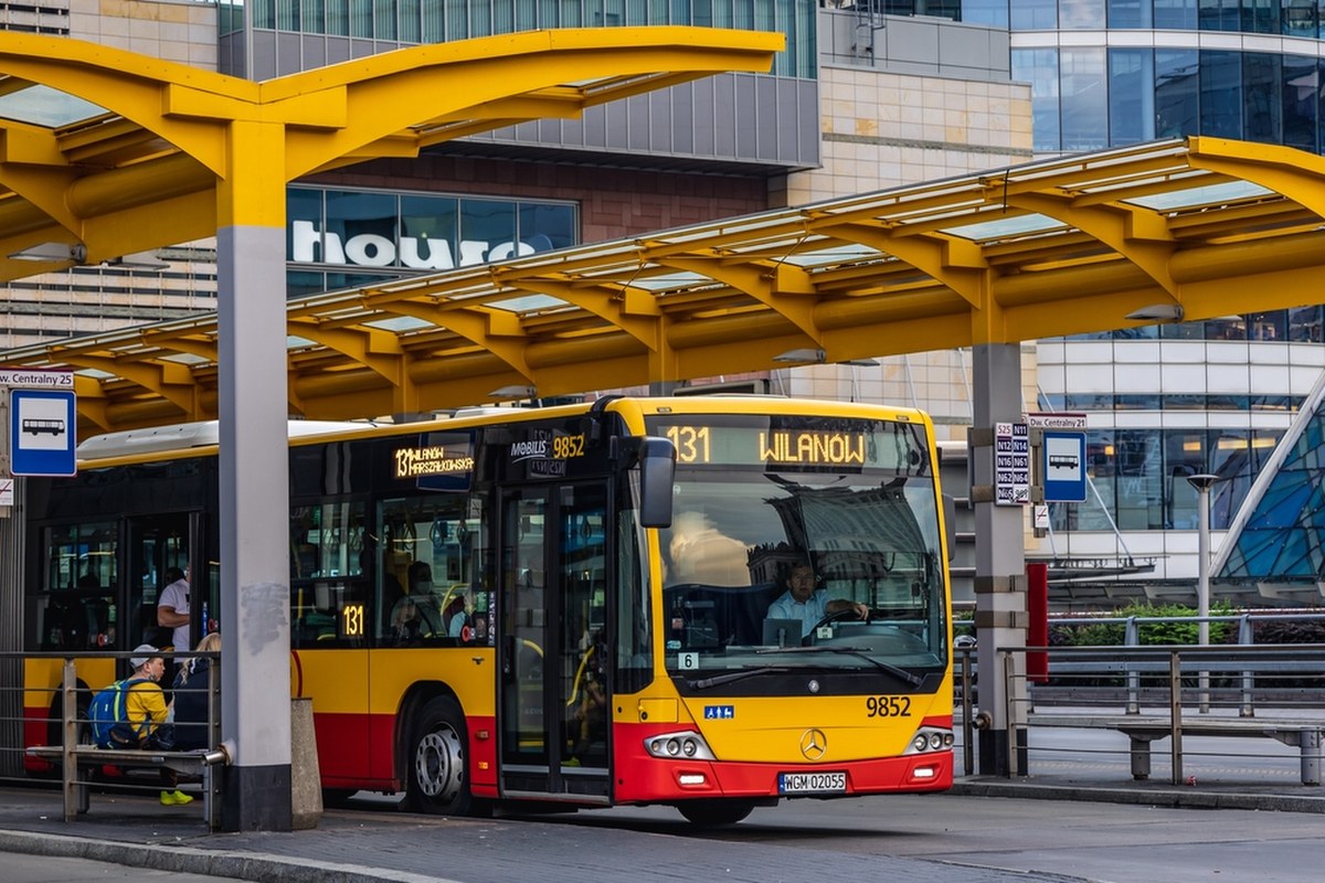 Porządki na pętli przy Dworcu Centralnym. Zmiany w kursowaniu autobusów - RMF 24
