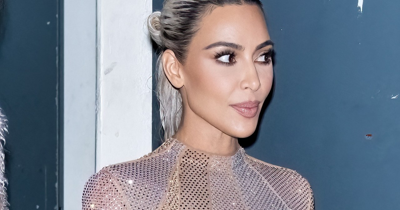 Kim Kardashian kusi w obcisłym kombinezonie. Tylko pozazdrościć figury! - Kobieta w INTERIA.PL