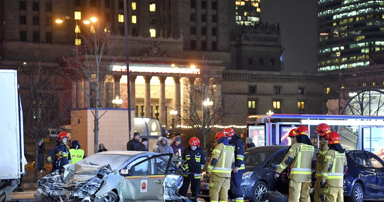 Warszawa: Zablokowana stolica, karambol w samym centrum miasta - Wydarzenia w INTERIA.PL