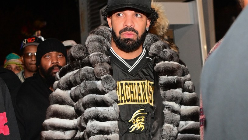 Drake zamówił naszyjnik z 42 pierścionków zaręczynowych, które raper ...