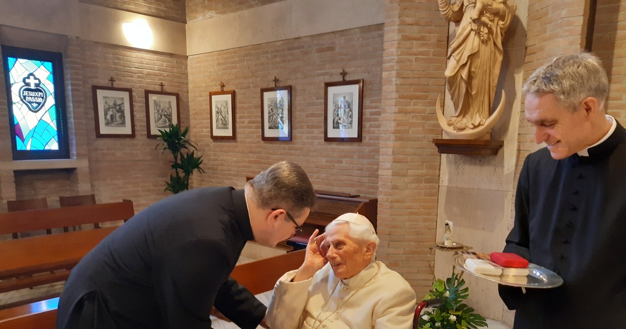 Benedykt XVI nie żyje. Polski ksiądz z Rzymu wspomina ostatnie ...