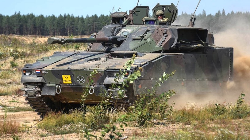 Na taki świetny sprzęt czekała Ukraina. Oto wozy bojowe CV90 - Geekweek w INTERIA.PL
