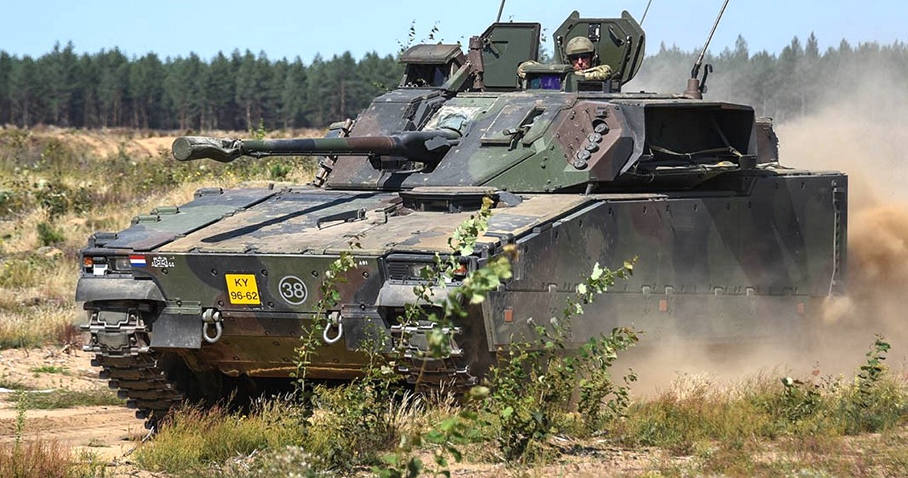 Na taki świetny sprzęt czekała Ukraina. Oto wozy bojowe CV90 - Geekweek w INTERIA.PL