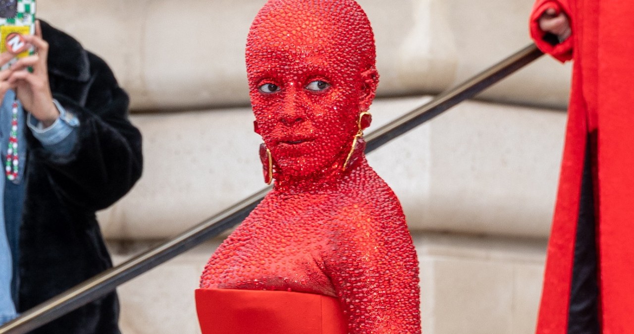 Doja Cat w „piekielnej” kreacji. Zdobi ją 30 tys. kryształów ...