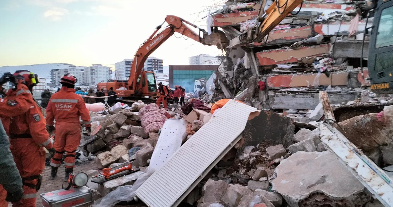 Trzęsienie ziemi w Turcji i Syrii. Ile osób uratowali polscy strażacy? - Wydarzenia w INTERIA.PL
