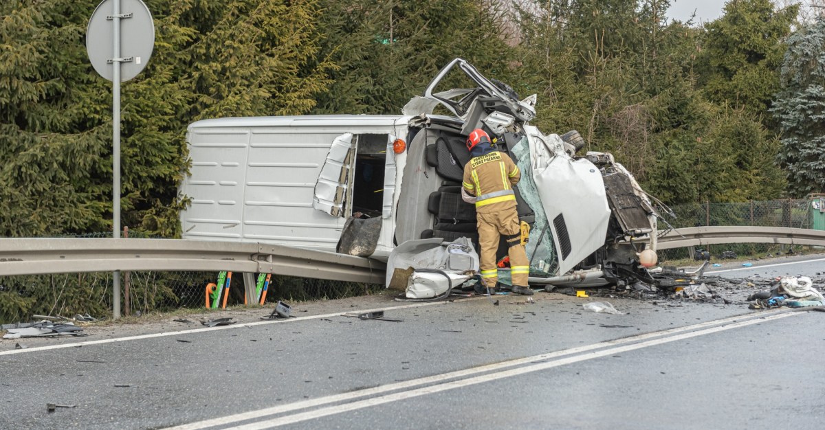 Wypadek w Czchowie: Nie żyją dwie osoby, 7 zostało rannych - RMF 24