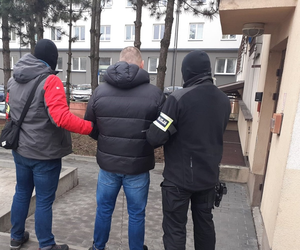 Podali się za policjantów i napadli rodzinę. Bandyci trafili do aresztu - RMF 24