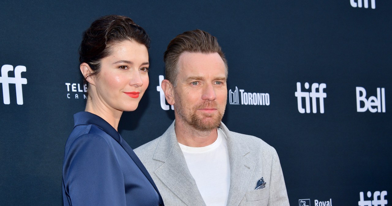 Ewan McGregor u boku żony Mary WElizabeth Winstead w serialu "A ...