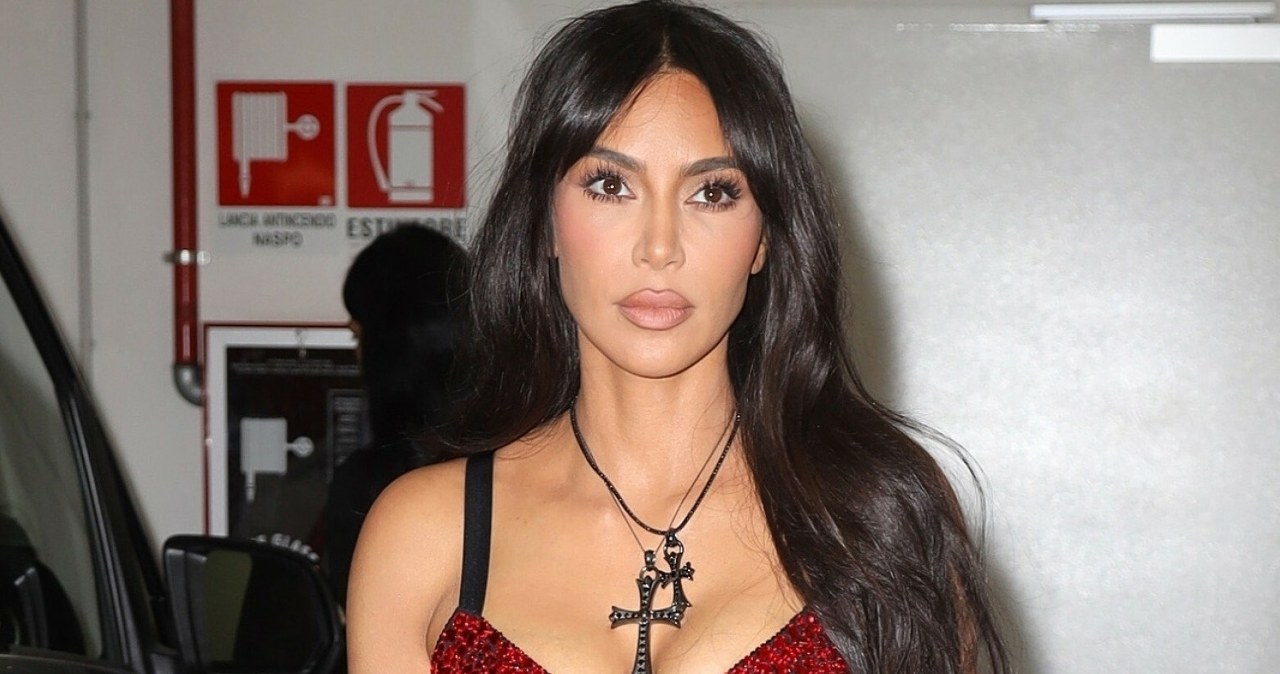 Kim Kardashian w bikini pod prysznicem - Kobieta w INTERIA.PL