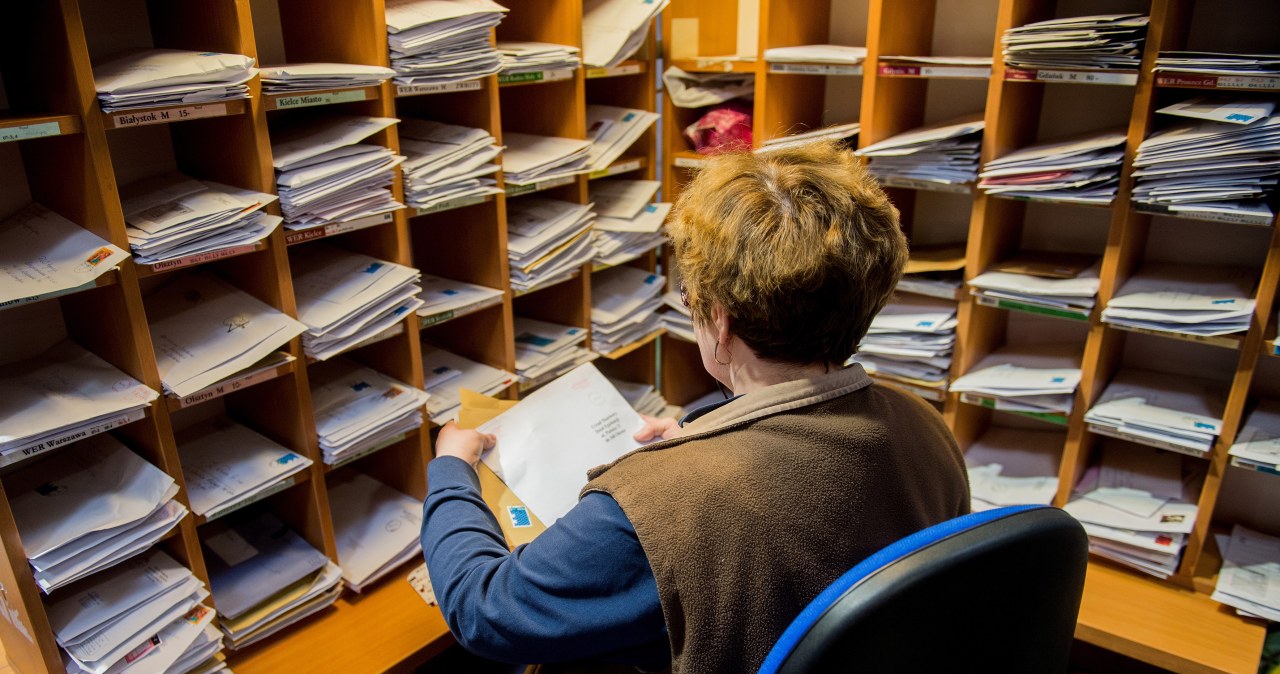 Awizo – jak odebrać za kogoś i czy da się je sprawdzić? - Kobieta w ...