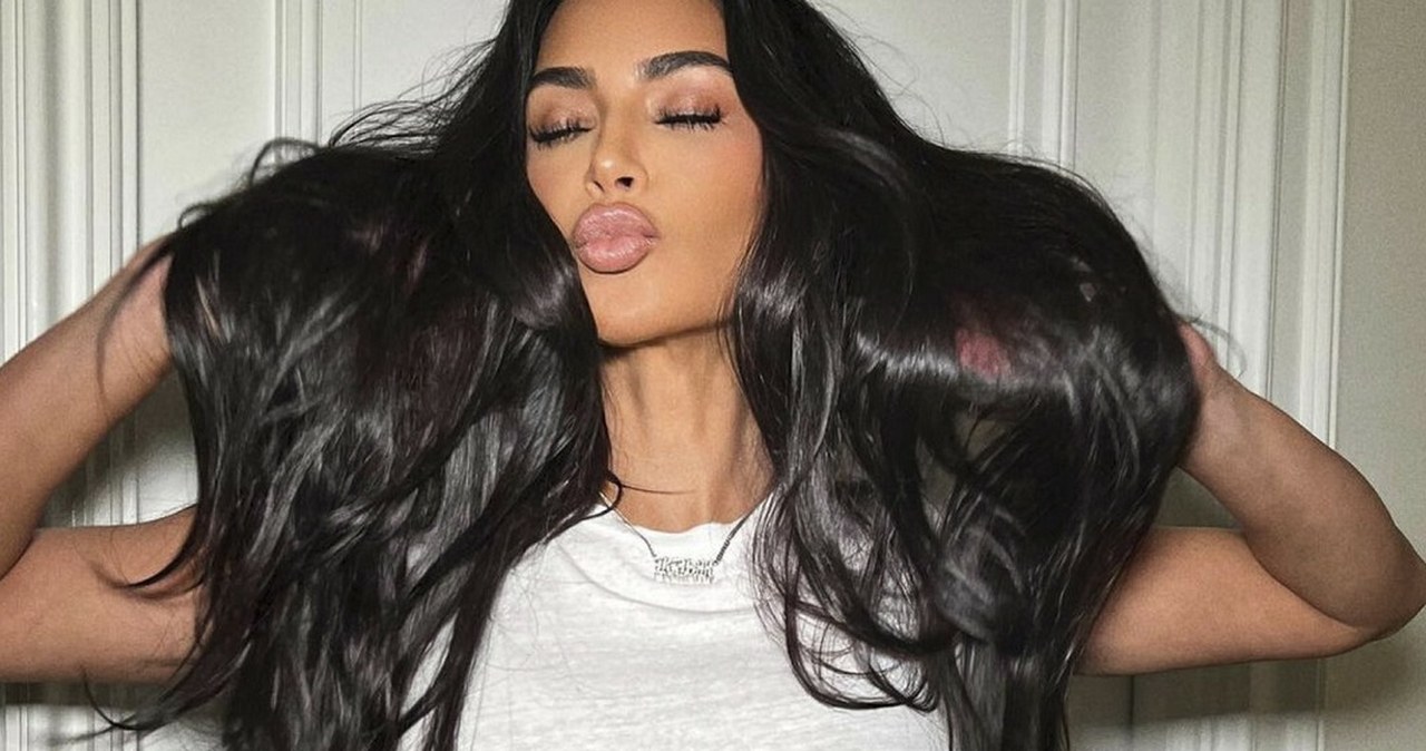 Kim Kardashian w obcisłym stroju pręży się na Instagramie. Co za figura - Kobieta w INTERIA.PL