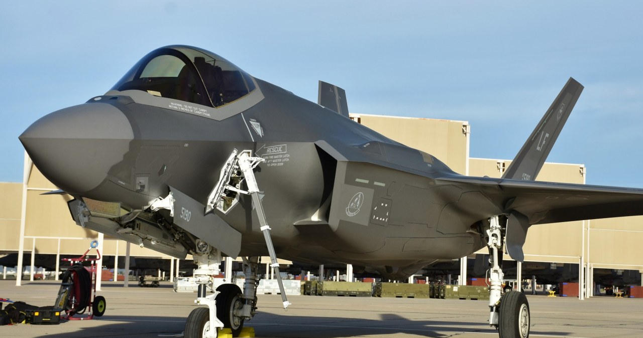 Premier z wizytą w zakładach Lockheed Martin. To tam produkuje się F-35 - Biznes w INTERIA.PL