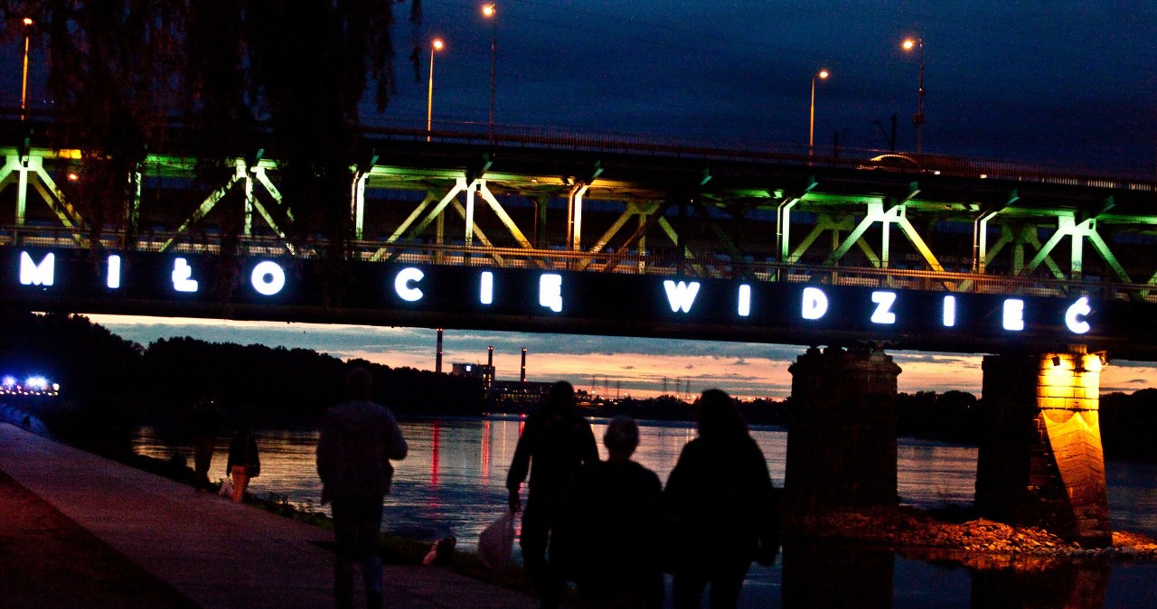 Neony. Świetlne wizytówki polskich miast. Były hitem PRL-u, znów ...