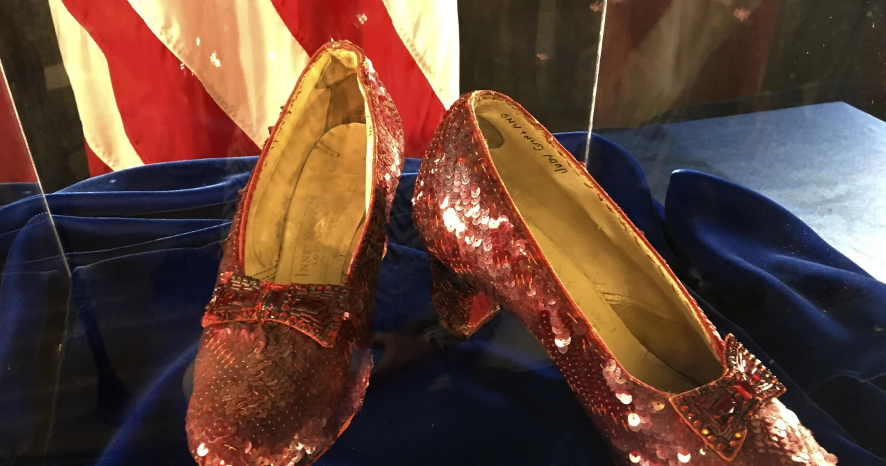 USA. Nosiła je Judy Garland w "Czarnoksiężniku z Krainy Oz". Złodziej słynnych pantofelków ...